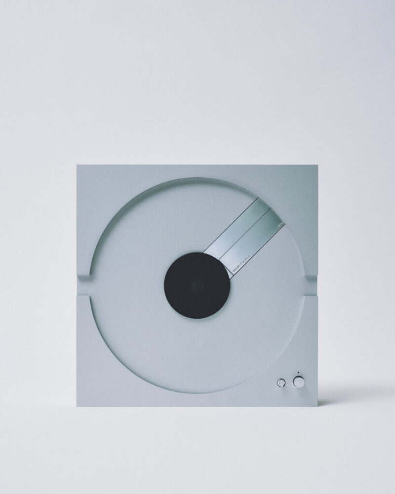 aluminum PP-1 turntable plays vinyl records without tonearm