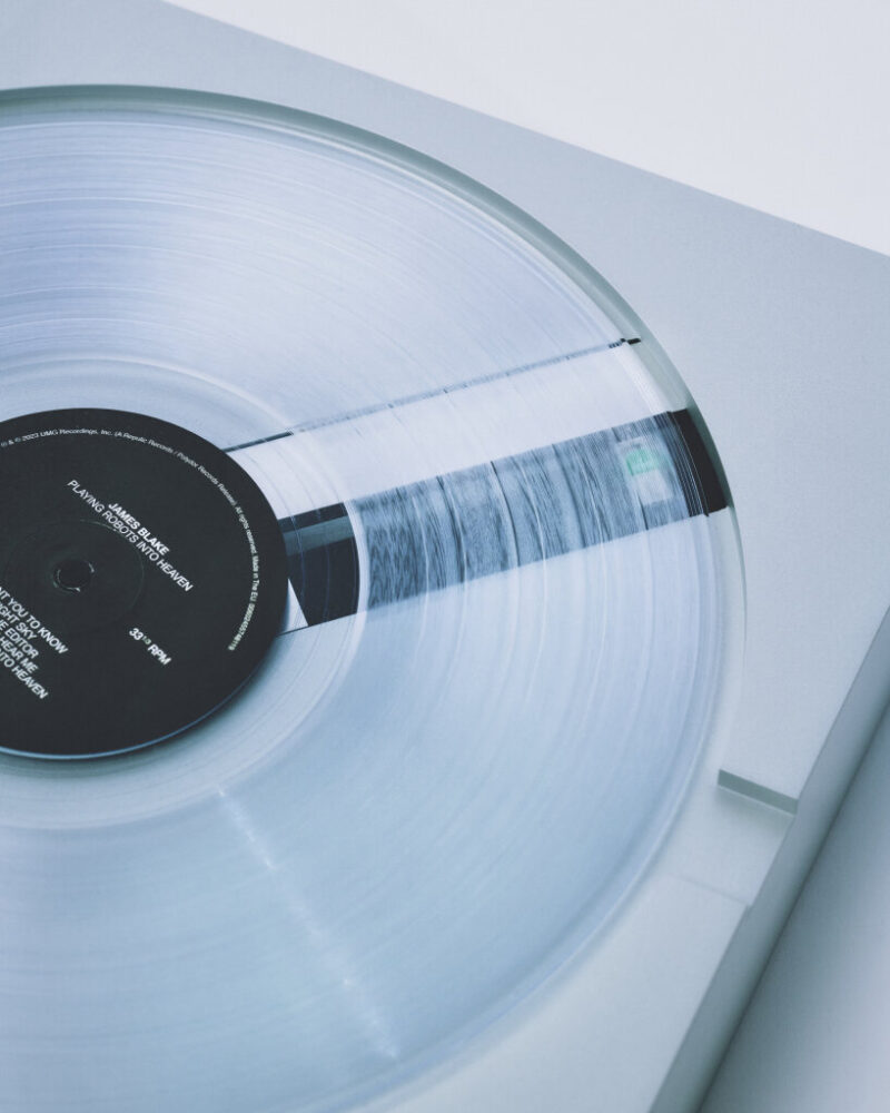 aluminum PP-1 turntable plays vinyl records without tonearm