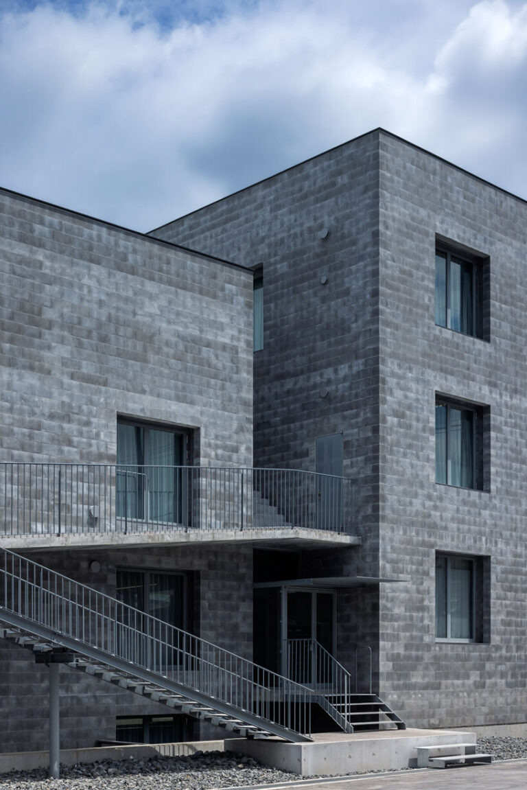 concrete blocks wrap bora architects' BLDG02 monolithic office building