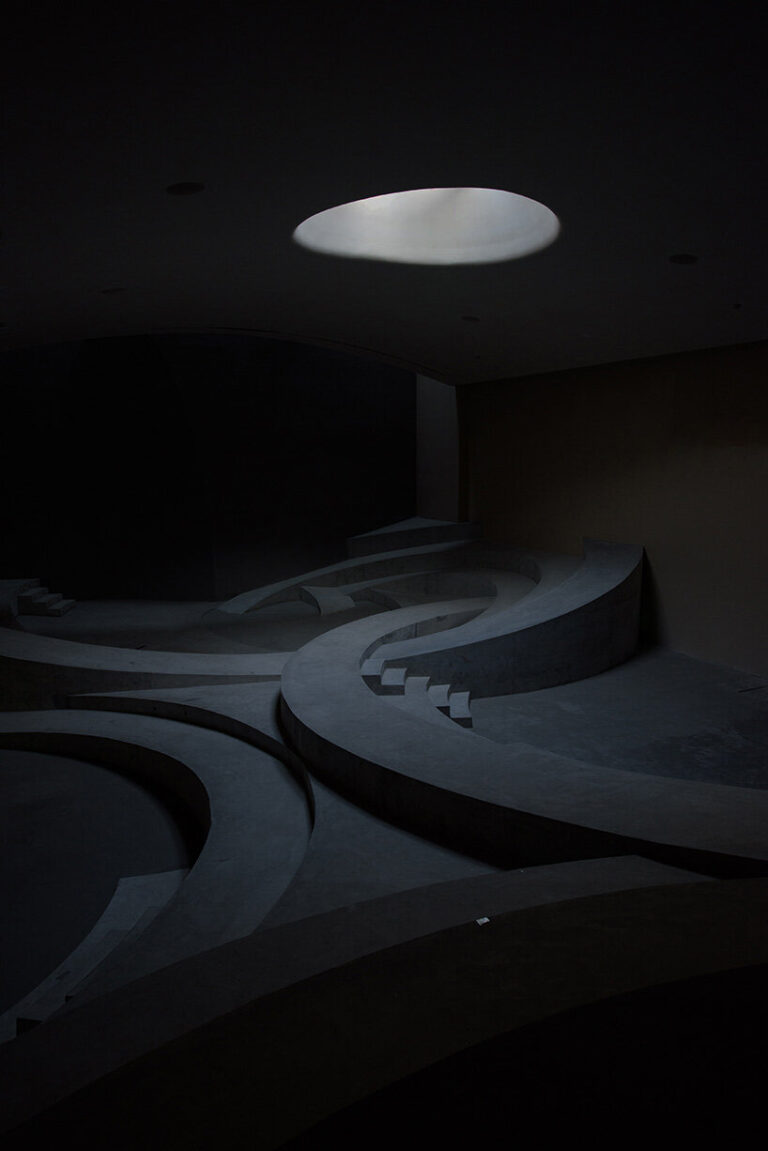 spActrum sculpts multi-centered concrete interior as continuous ...