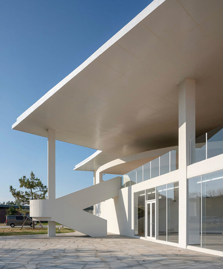 TAO builds 'tide's echo hall' as a cultural beacon on the edge of the yellow sea