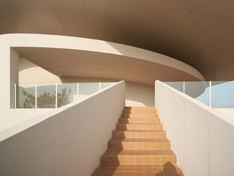 TAO builds 'tide's echo hall' as a cultural beacon on the edge of the yellow sea