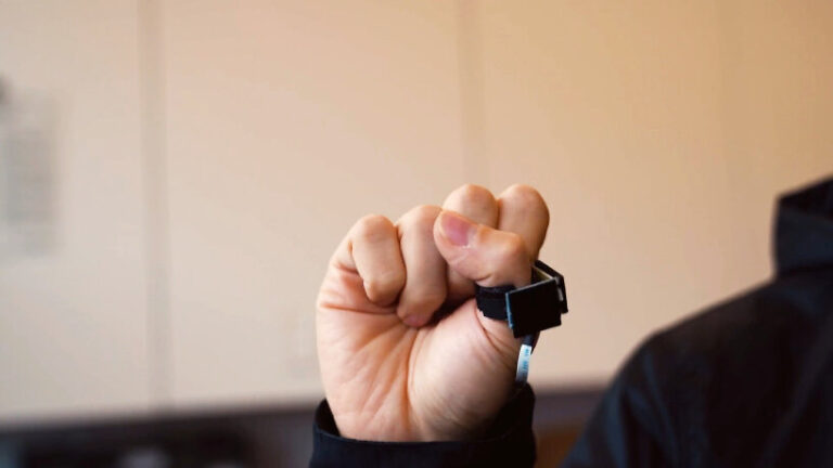 wearable AI ring converts sign language into texts