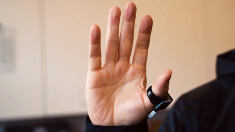 wearable AI ring converts sign language into texts