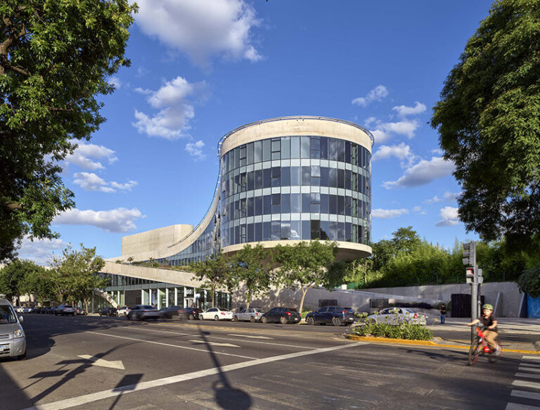 ODA turns buenos aires parking structure into gardened workspace