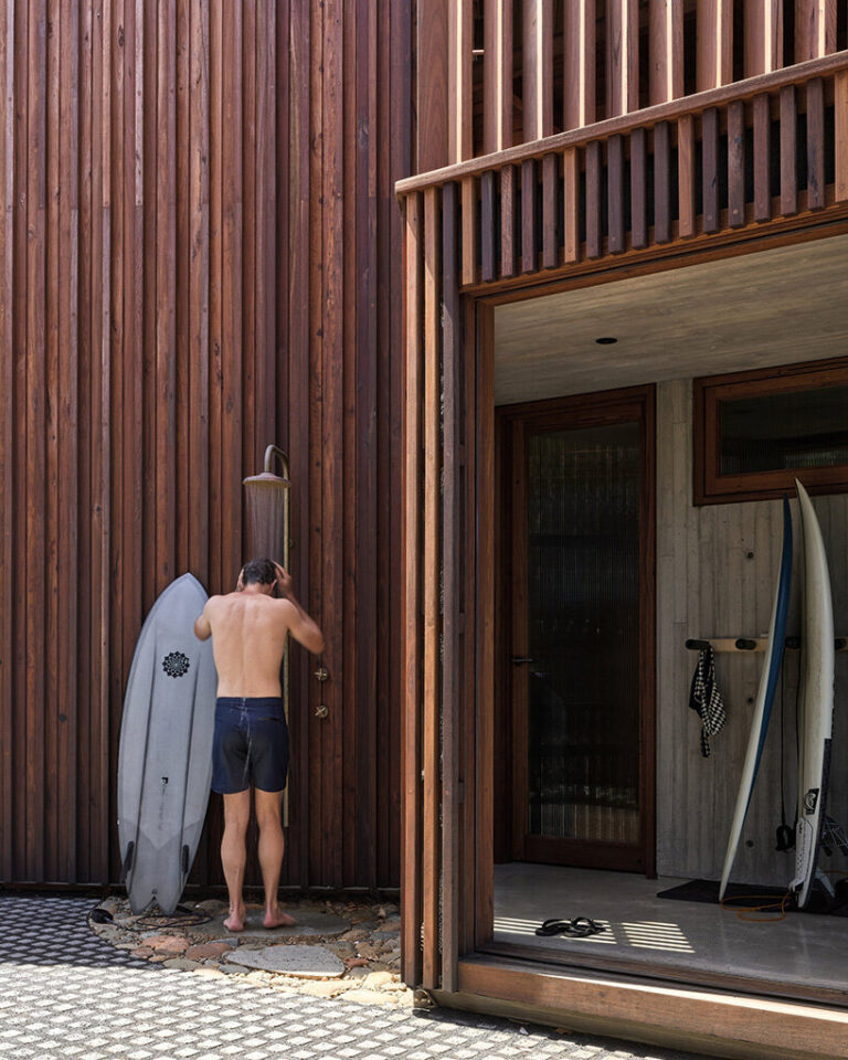 alexander symes revamps kite-like house in australia with solar power ...
