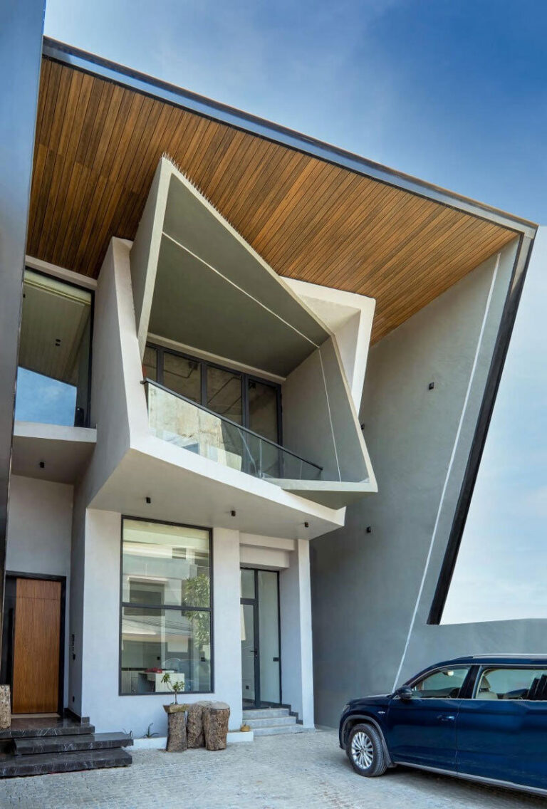 jagged planes in steel and concrete sculpt casa acentuada by smart arch ...