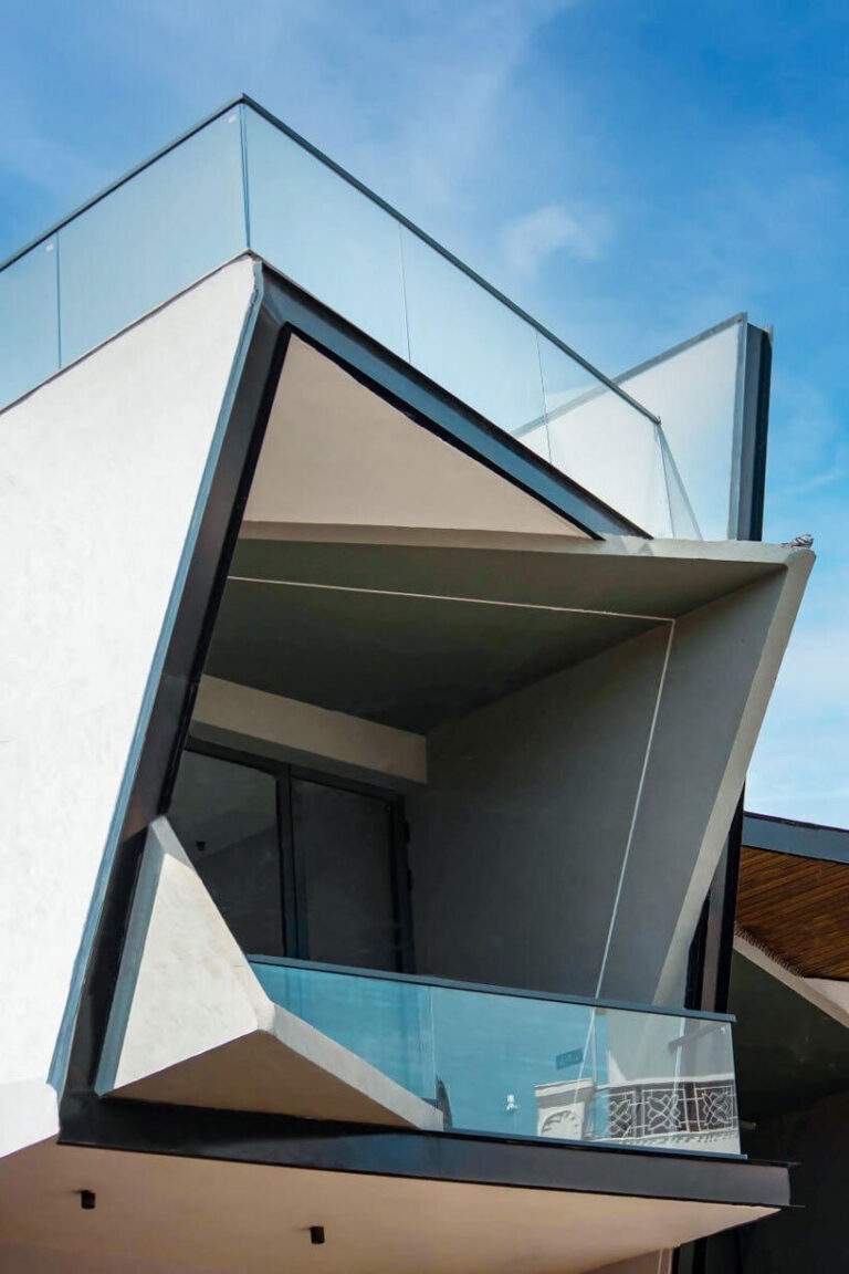 jagged planes in steel and concrete sculpt casa acentuada by smart arch ...