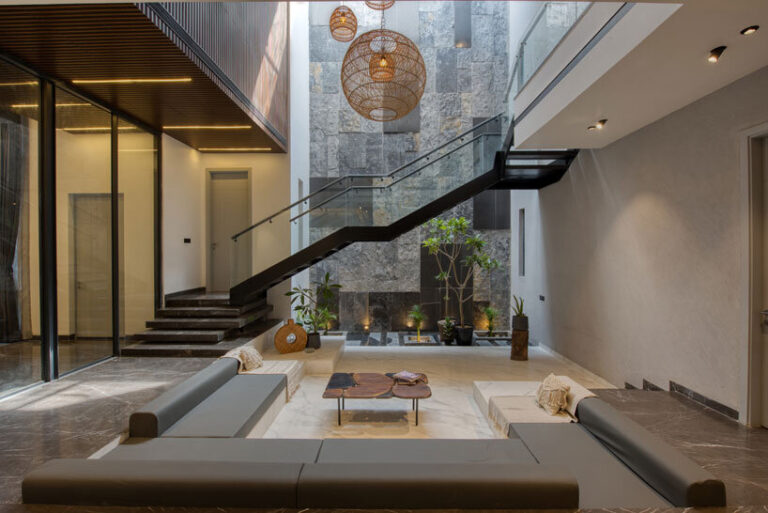 jagged planes in steel and concrete sculpt casa acentuada by smart arch ...