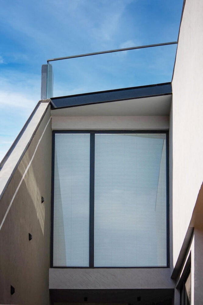 jagged planes in steel and concrete sculpt casa acentuada by smart arch ...