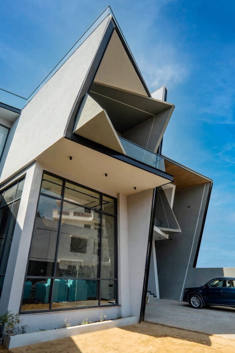 jagged planes in steel and concrete sculpt casa acentuada by smart arch ...