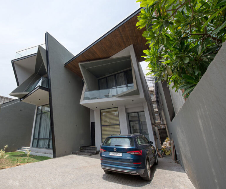 jagged planes in steel and concrete sculpt casa acentuada by smart arch ...