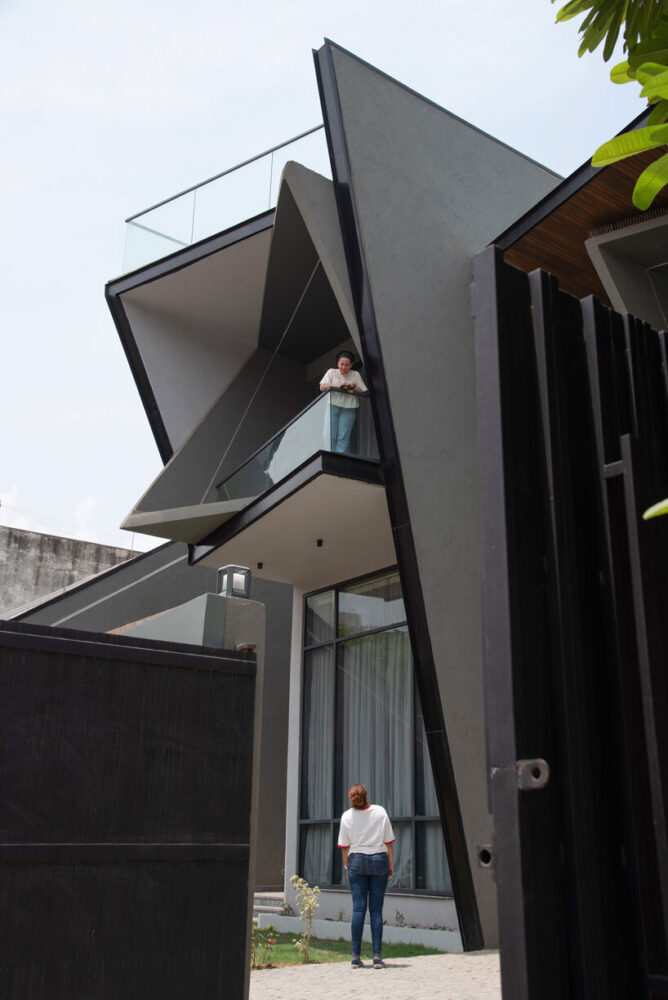 jagged planes in steel and concrete sculpt casa acentuada by smart arch ...