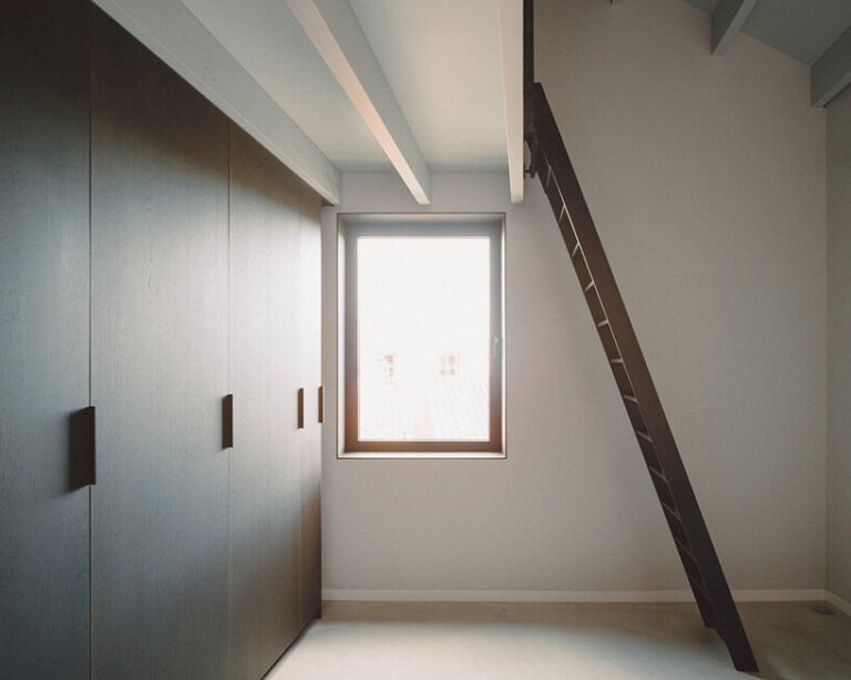 curated roofs and voids frame studio vincent architecture's 'foxhole'