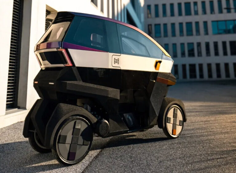 Æ motion’s tilting electric motorcycle has bendable four wheels