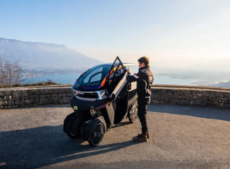 Æ motion’s tilting electric motorcycle has bendable four wheels