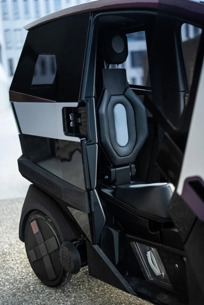 Æ motion’s tilting electric motorcycle has bendable four wheels