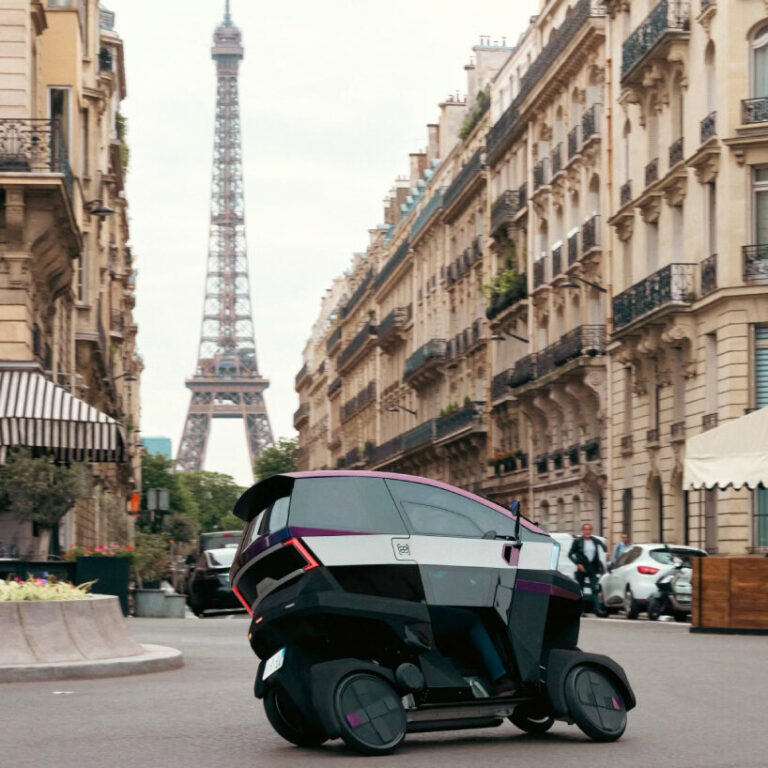 Æ motion’s tilting electric motorcycle has bendable four wheels