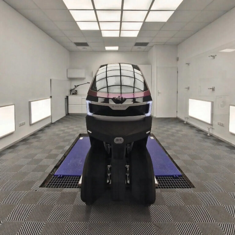 Æ motion’s tilting electric motorcycle has bendable four wheels