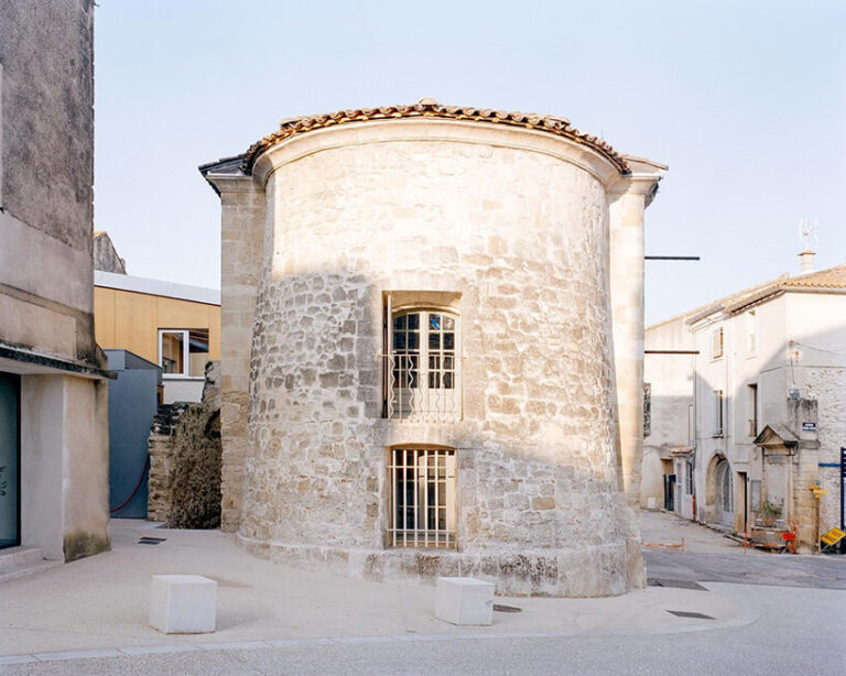 NAS transforms chapel in southern france into third-place library