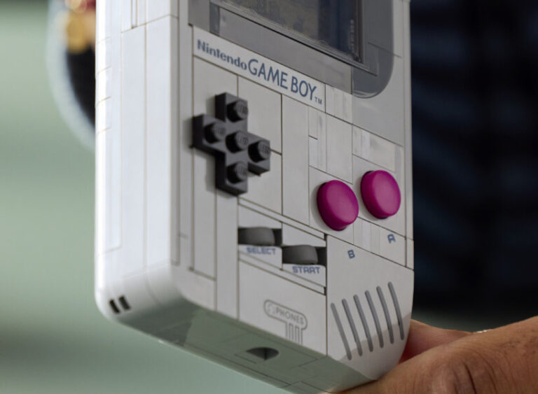LEGO releases original nintendo game boy set with tactile buttons