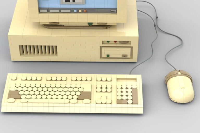 LEGO retro personal computer has swappable pixelated screens