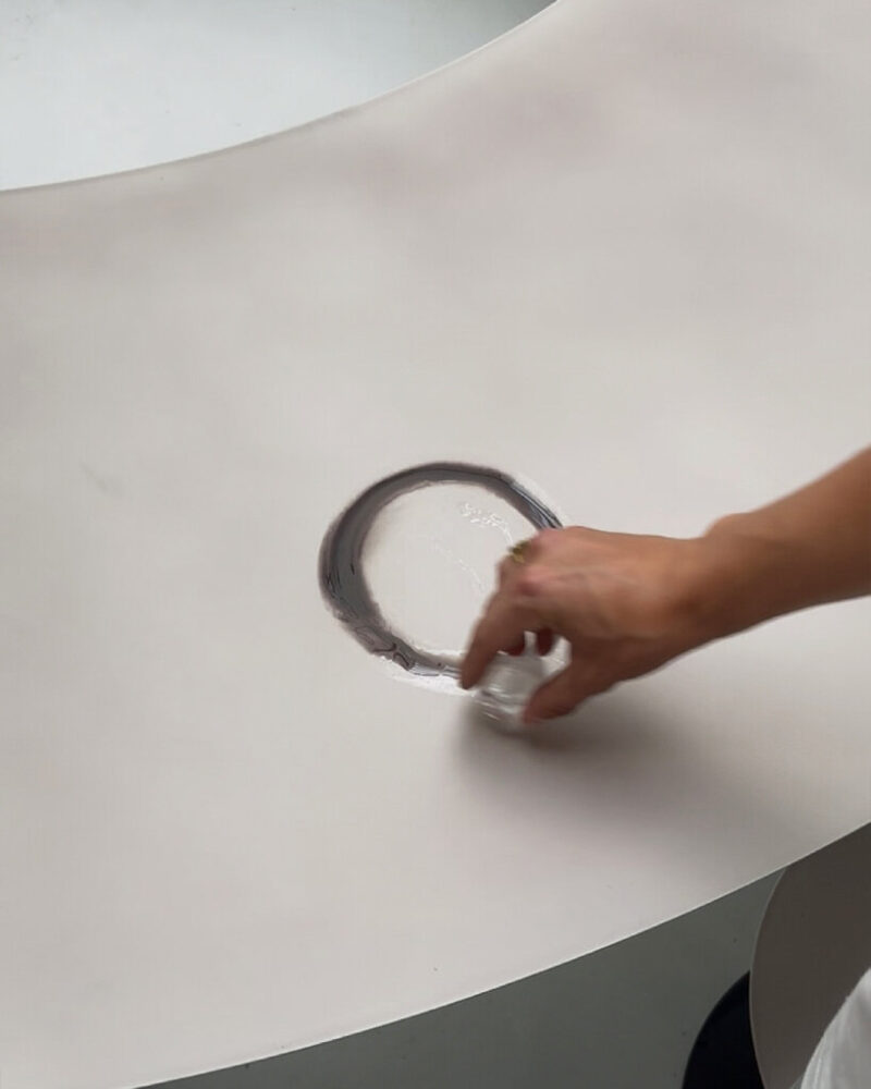 tom ducarouge’s heat-reactive table for on running changes color