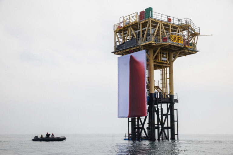 story of anish kapoor and greenpeace’s red liquid on shell’s tower