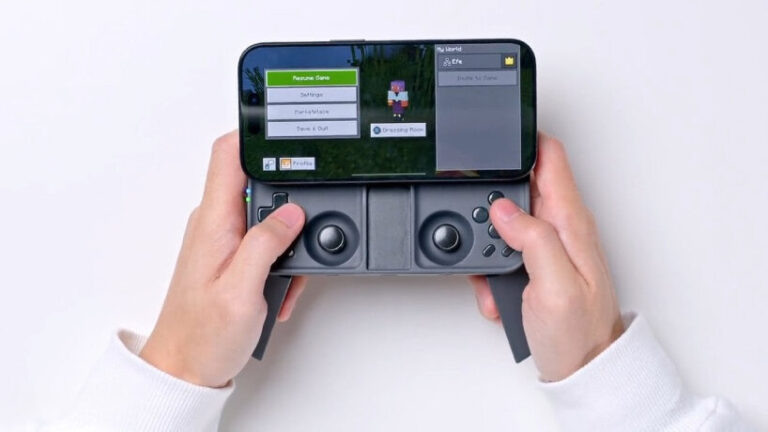 MCON’s attachable smartphone controller slides up for buttons