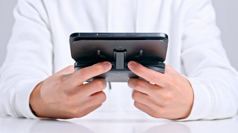 MCON’s attachable smartphone controller slides up for buttons