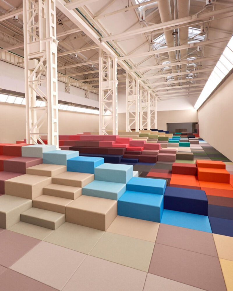 marc newson designs FENDI's SS26 show with vibrant pixel boxes