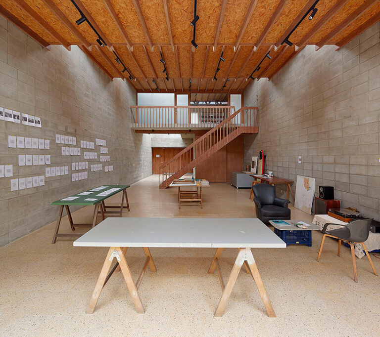 roman bauer arquitectos designs photographers studio in lima, peru