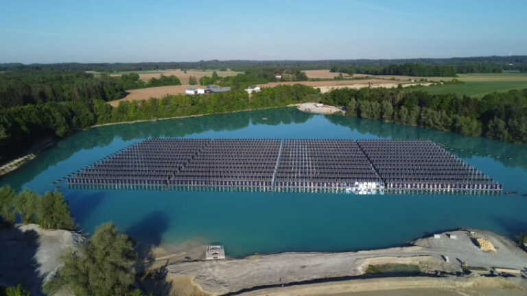 floating vertical solar panels capture sun’s energy from lakes