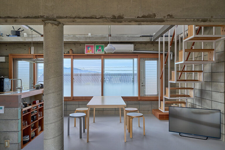analogue renovates 1990s concrete-block house in japan