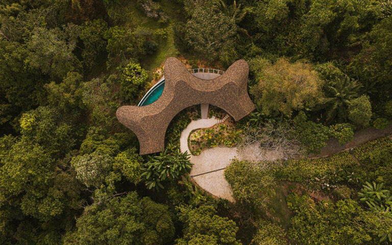 wavy roofscape crowns open-air house by studio saxe in costa rica