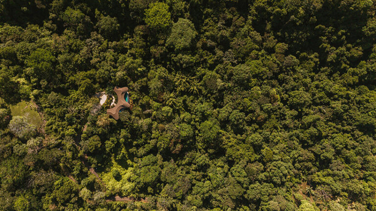 wavy roofscape crowns open-air house by studio saxe in costa rica